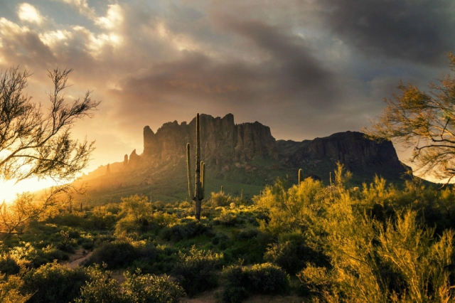 Sunrise over the Superstition Mountains in Arizona - Beautiful places ...