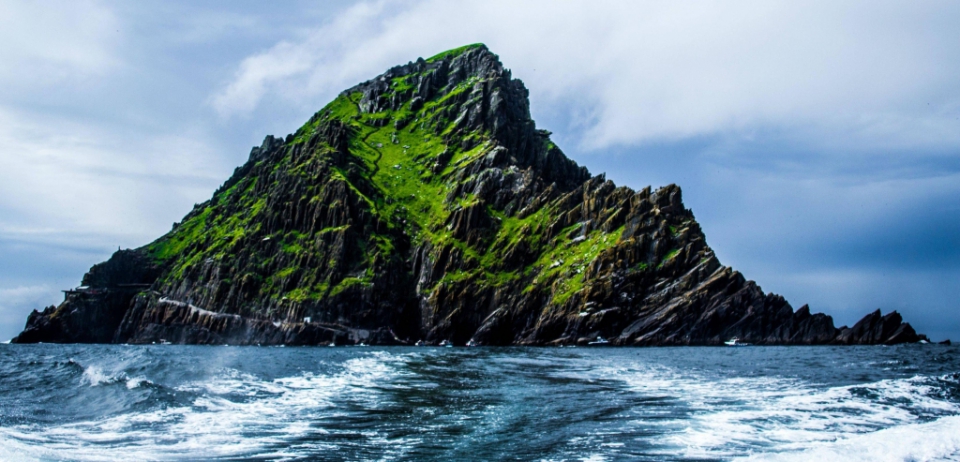 Skellig Michael, island off the coast of Ireland - Beautiful places ...